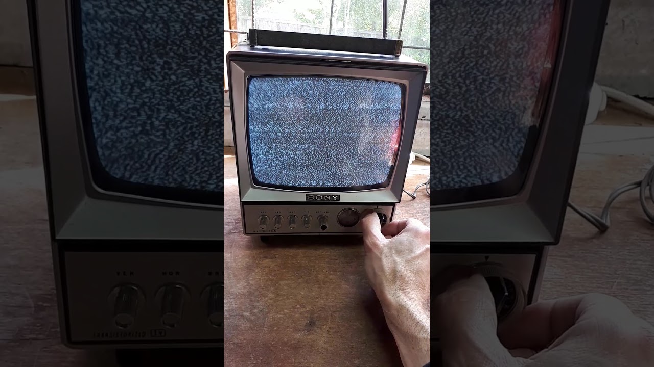 Vintage Sony 9-304UE TV and 1970s Sanyo TV 670VRC - YouTube