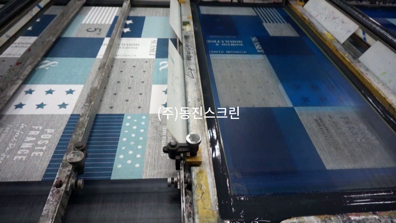 평판스크린 나염(날염)작업영상 - Flat screen print machine works - YouTube