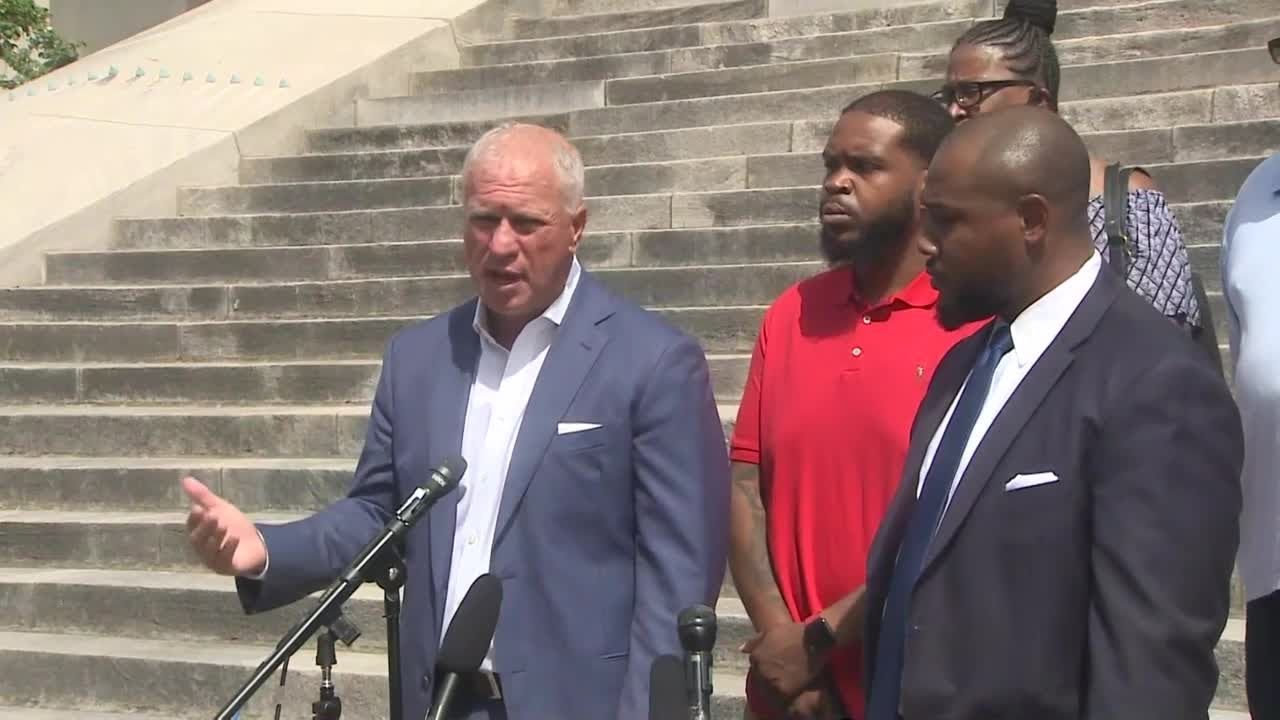 Kenneth Walker lawsuit claims false arrest by LMPD, cites 'stand your ...