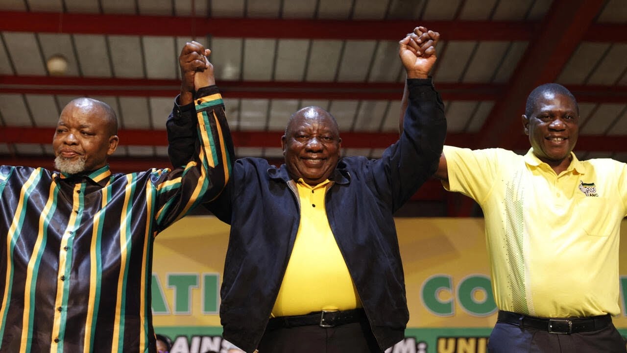 Le président sud-africain Cyril Ramaphosa réélu à la tête de l'ANC ...