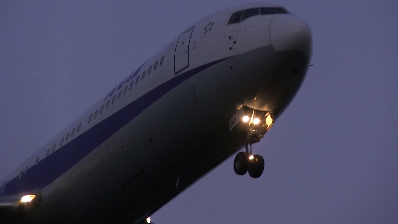 B7レドームのB6 All Nippon Airways Boeing 767-300 with B777 radome will land ...