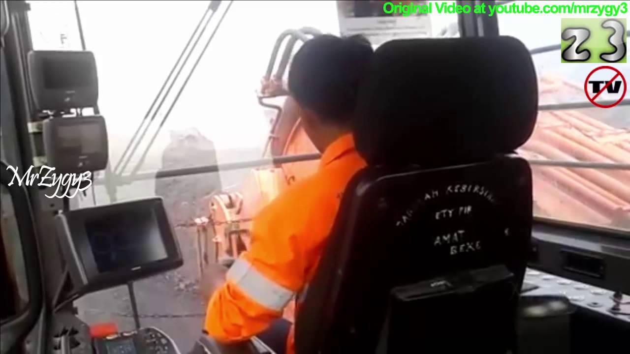 Hitachi EX2600-6 Excavator Loading Komatsu 785-7 Haul Dump Truck - YouTube