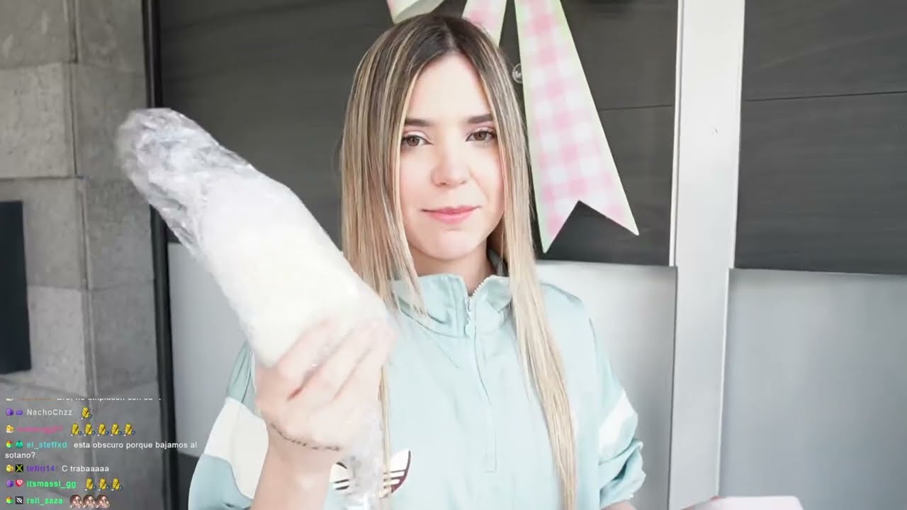 Rivers - IRL ENTREGANDO REGALOS + CenA CON AMA Y ARI - YouTube