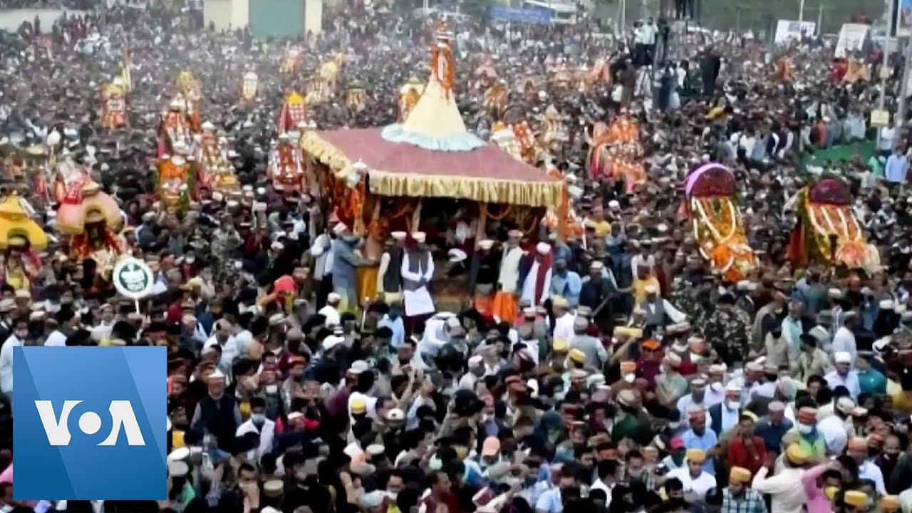 Huge Crowds Gather in Northern India to Celebrate Hindu Festival - YouTube
