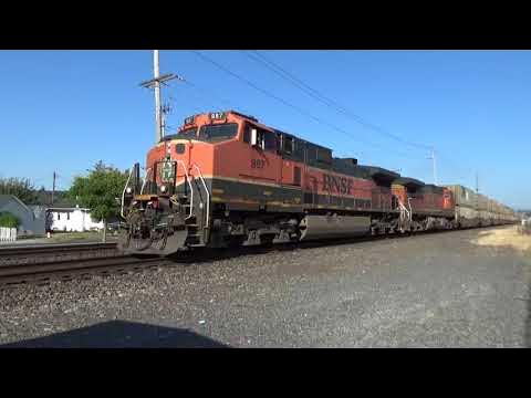 (Southbound) BNSF 987 leads a Garbage Train through the 7TH Street NW Railroad Crossing. - YouTube