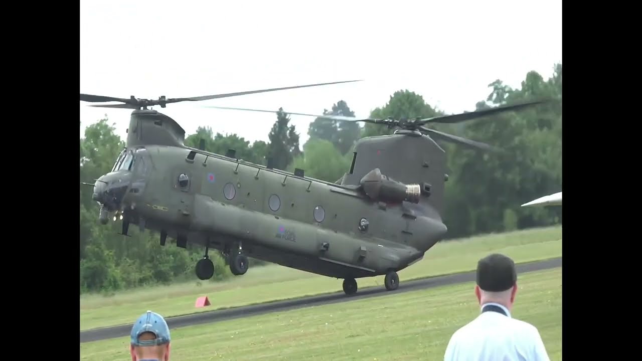 RAF Chinook Display - YouTube