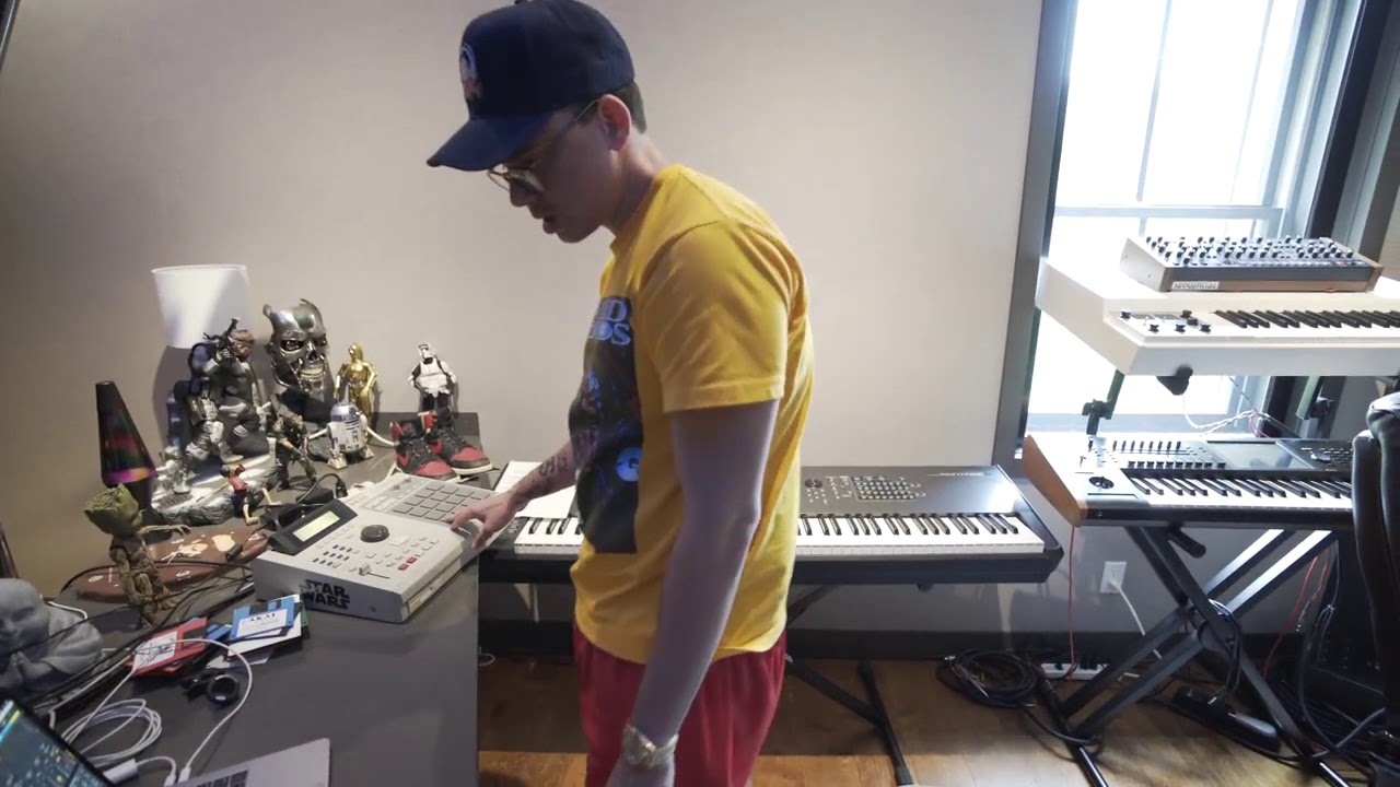 Logic Makes A Beat in his Home Studio - YouTube