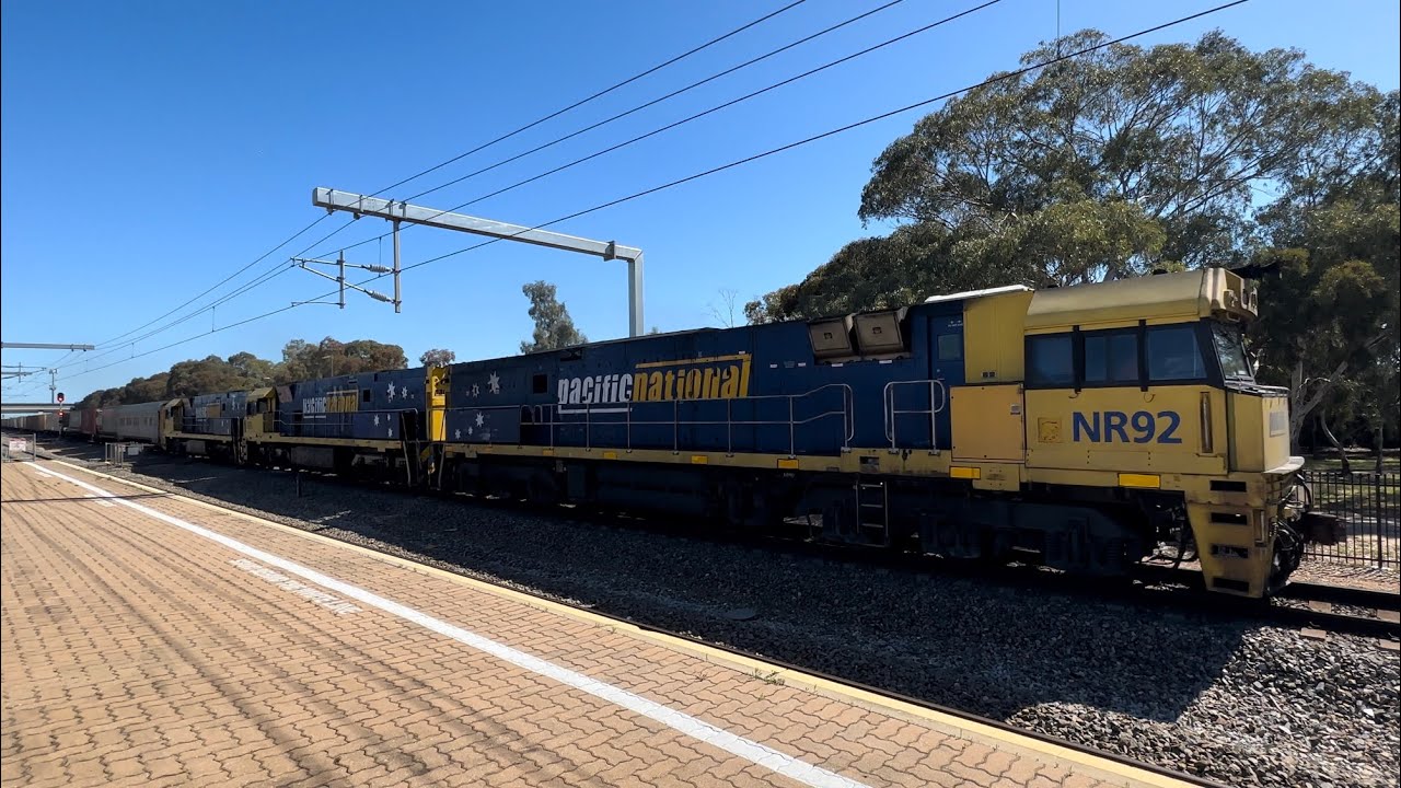 #NR92, #NR5 & #NR9 leads 7MP7 through Greenfields - YouTube