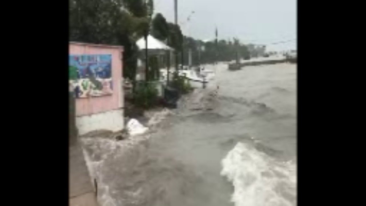 Hurricane Dorian's storm surge causes flooding in the Bahamas - YouTube
