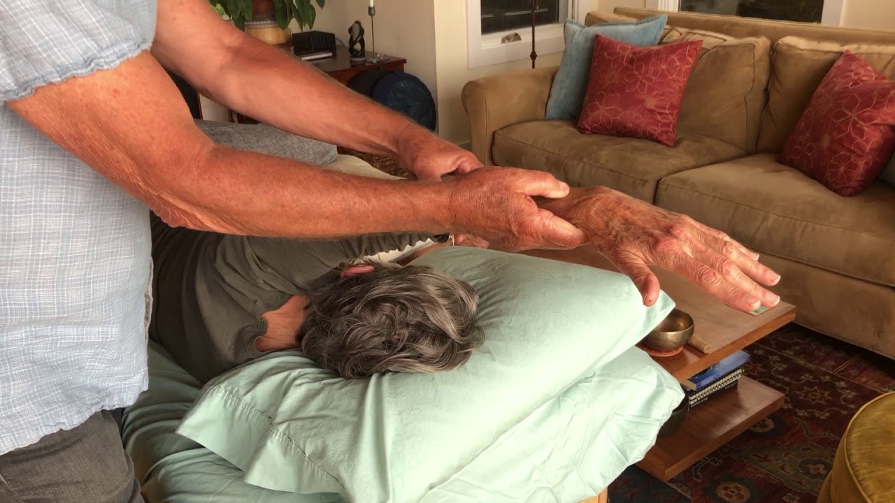 Hendrickson Method Demonstration of a Thoracic Spine Treatment - YouTube