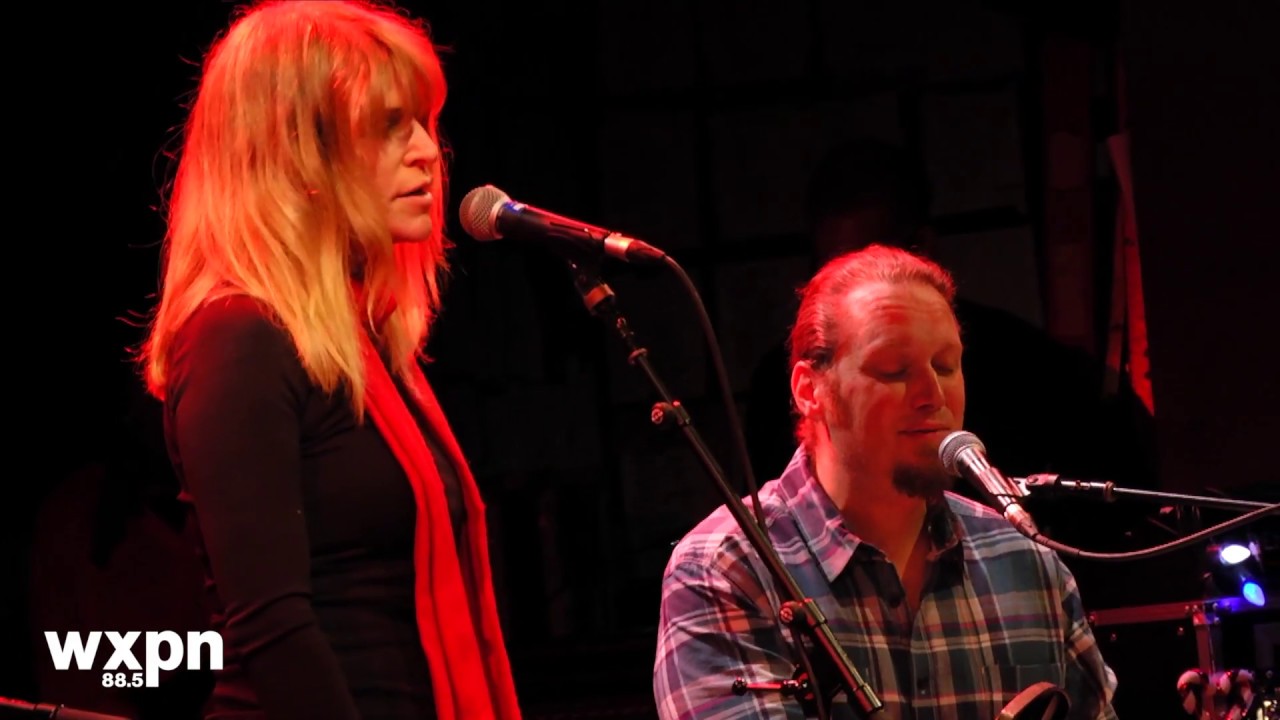 Lizanne Knott and John Conahan - "Someday at Christmas" - YouTube