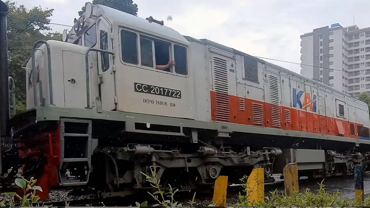 RAILWAY CROSSING: LOKOMOTIF KERETA API CC201 NGEBUT TARIK GERBONG DI ...