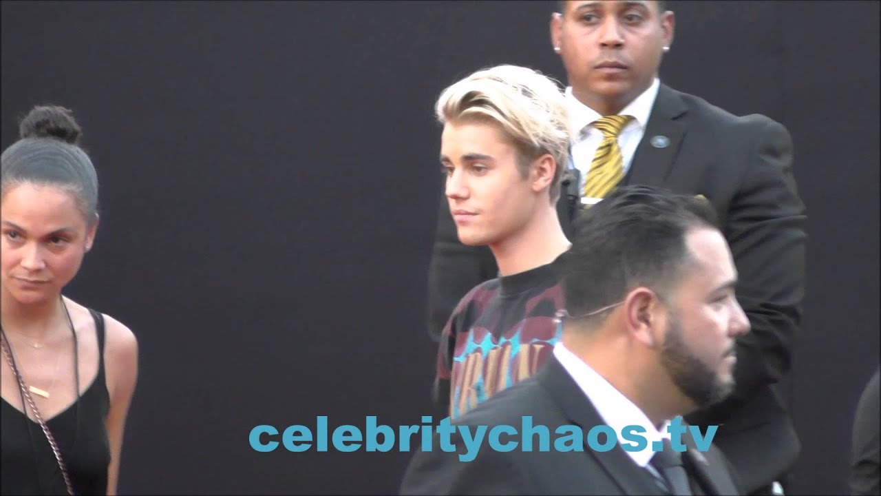 Justin Bieber caught smoking a cigarette while arriving to American ...