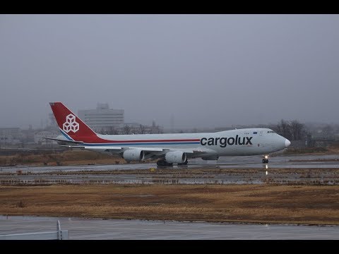 カーゴルクス B748 雪の中の離陸 Cargolux B748 takeoff in the snow - YouTube