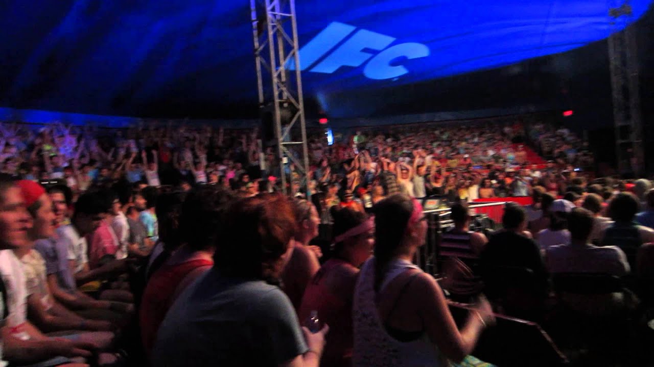 Bonnaroo Comedy Tent Audience doing the Wave - YouTube