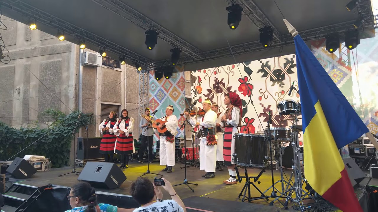 Grupul Iza Maramures Festivalul Strada Armeneasca 2018 - YouTube
