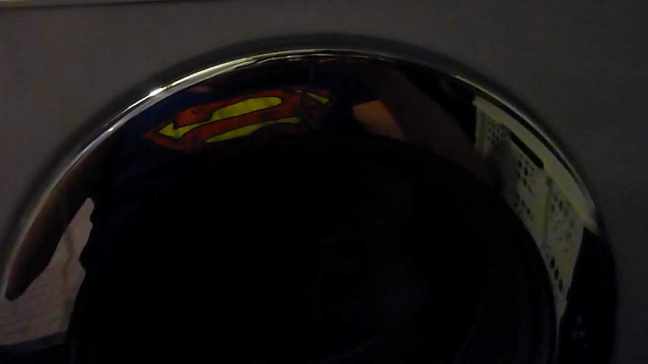 Coach Clark Kent steekt knuffels in de Miele wasmachine - YouTube