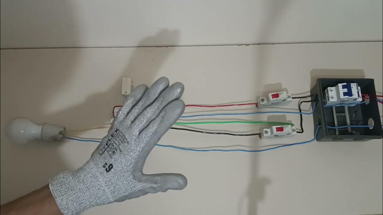Como ligar Lâmpada e Tomada - YouTube