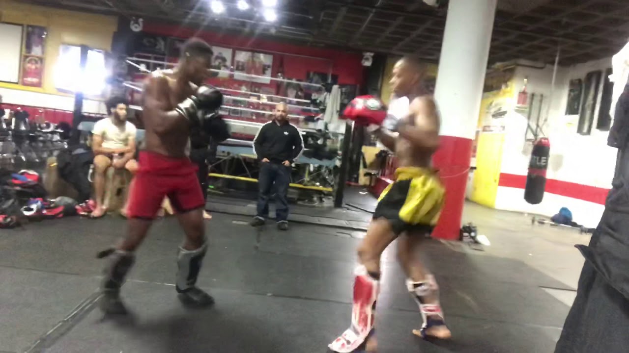 Mui Thai guy takes a vantage - YouTube