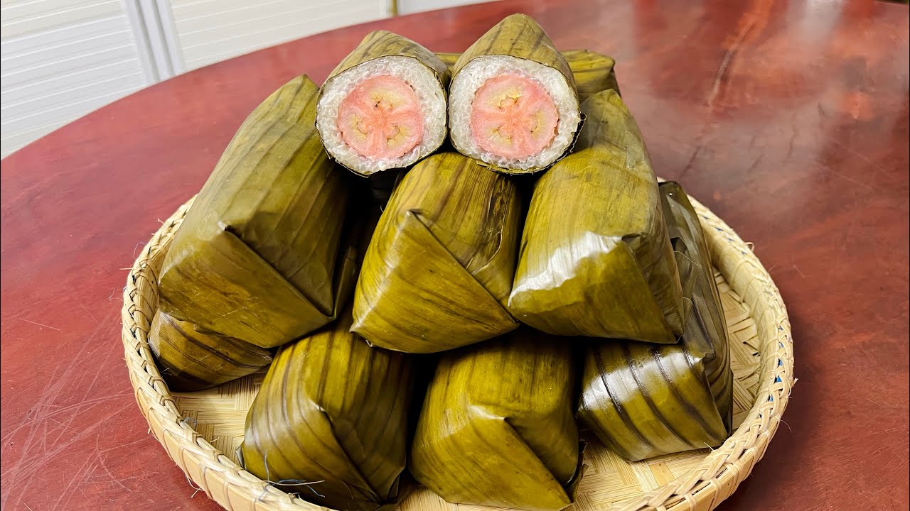 នំអន្សមចេកចំហ៊ុយ - Steamed Glutinous Rice with Banana filling - YouTube