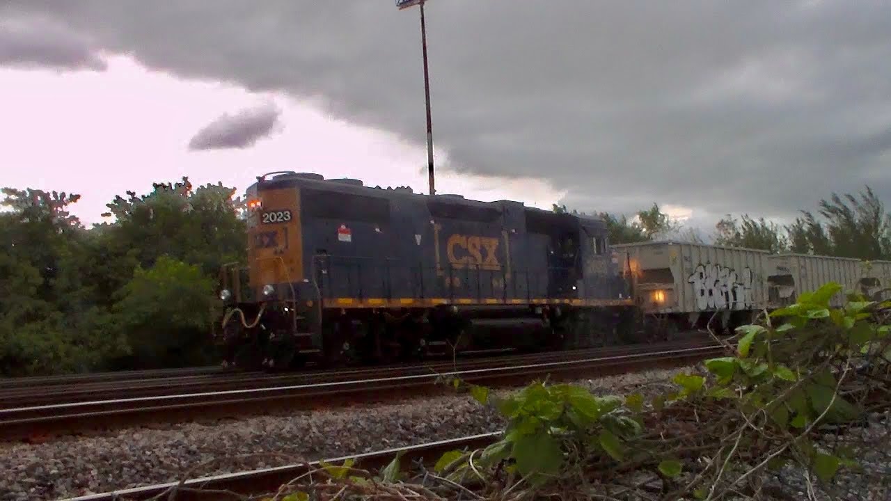 CSX Locomotive That Looks Like Spongebob Squarepants - Quick Sunday ...