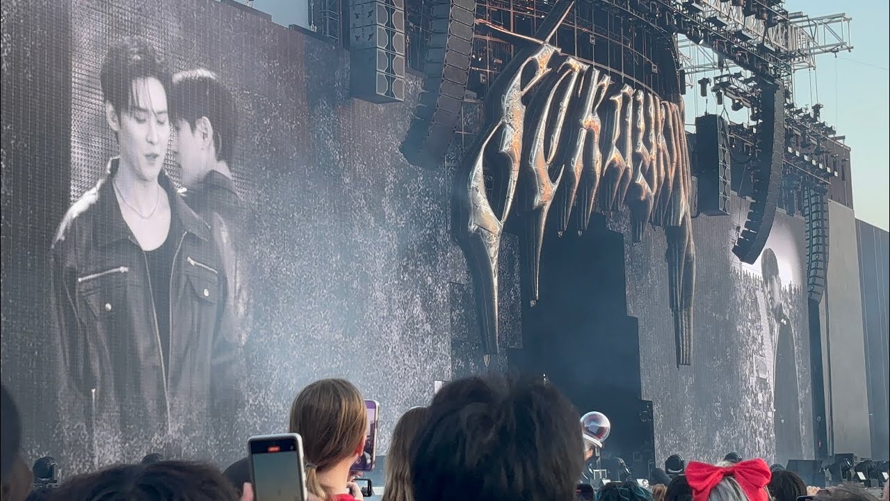 Stray Kids Toronto concert - pre cinema - YouTube