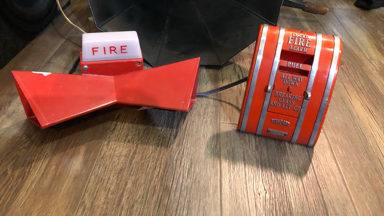 Wheelock 7002t-24 with coded pull and double horn projector - YouTube