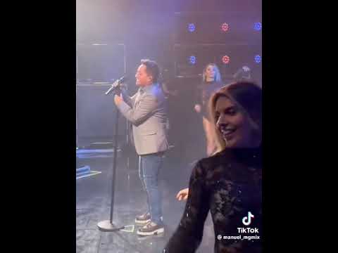 As bailarinas do cantor Leonardo, dançando sem calcinhas.