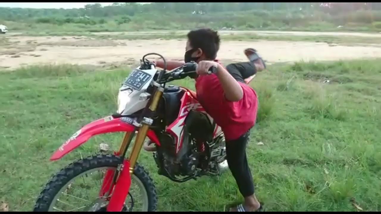 Belajar naik motor tinggi - YouTube