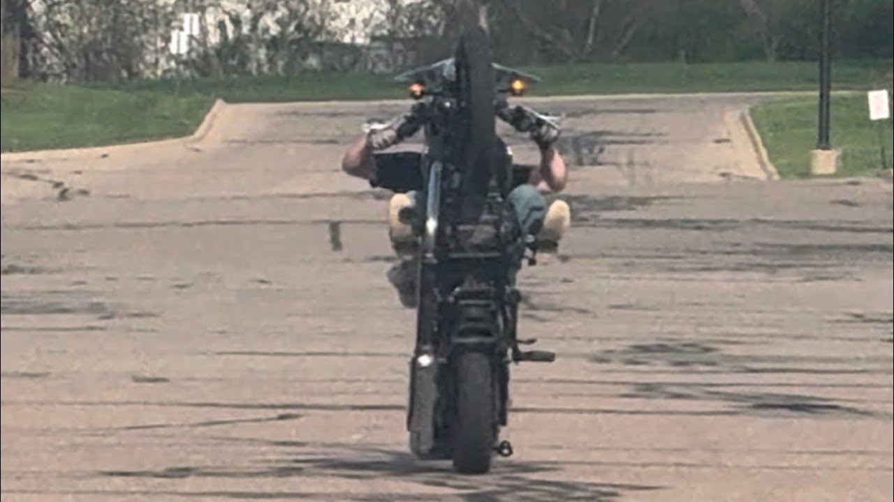 Royal Enfield Bullet 350 wheelie - YouTube