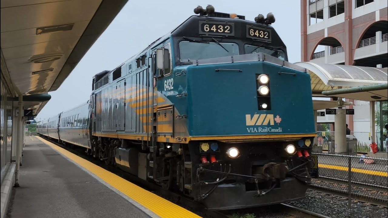 (33 Minutes Late) VIA 83 - 6432 At Oakville - YouTube