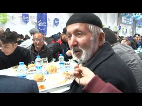 İftar Çadırında oruç açan misafirler duacı oluyor