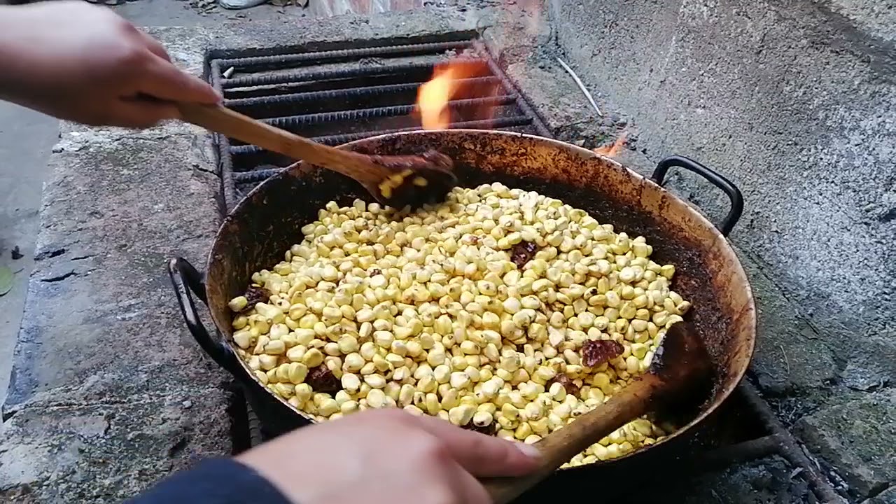 Tradicional maíz tostado en la Sierra del Ecuador - YouTube