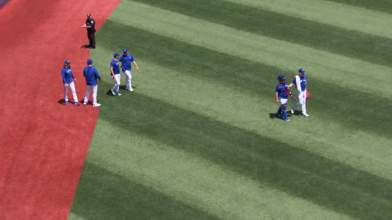 The most random thing MLB pitchers talk about before a game - YouTube