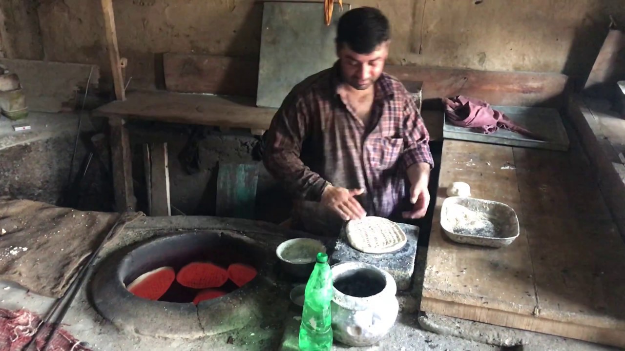 Kashmiri Roti (Traditional Kashmiri Bread) making in Srinagar, Kashmir ...