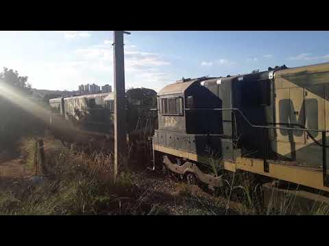 Três locomotivas GE u23c e uma GEc36-7 passando pelo bairro nova cintra - YouTube