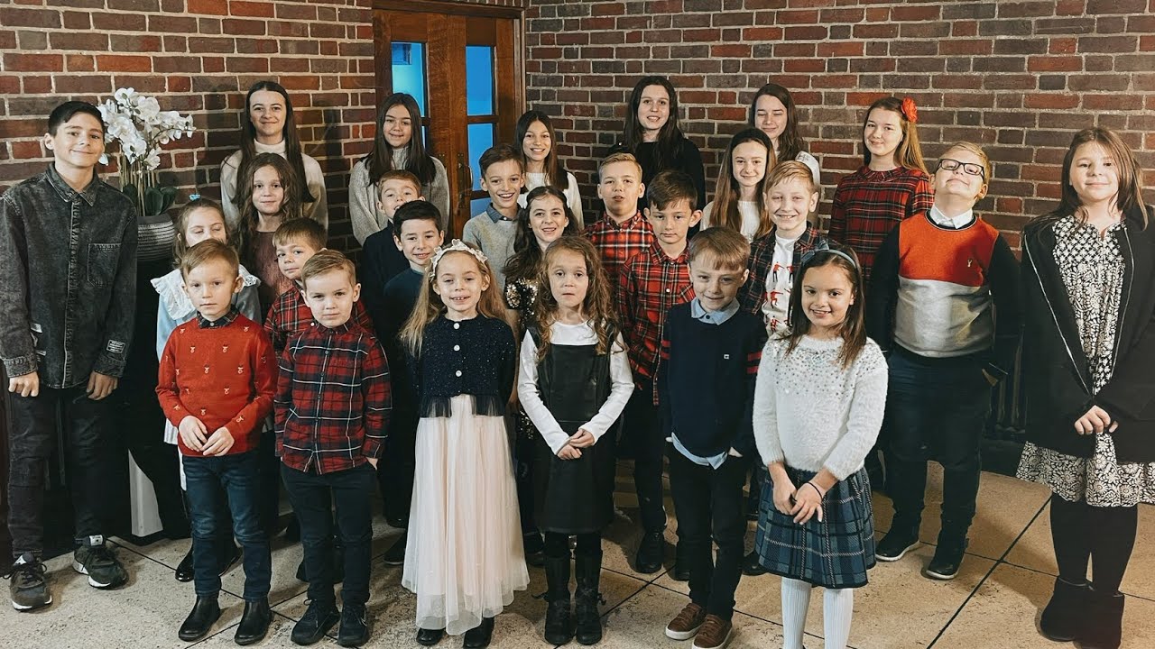 The First Noel - Teo Family Kids & Râul Sfânt Kids Choir - YouTube
