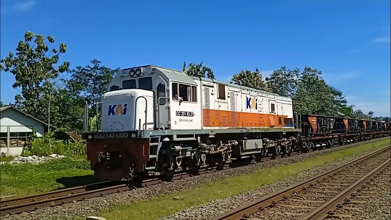NONTON KERETA API DI KEJUTKAN DENGAN KERETA LUAR BIASA ANGKUTAN BALLAST ...