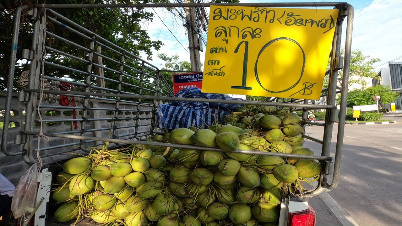 Coconut cutting skills and coconut truck in Bangkok - YouTube