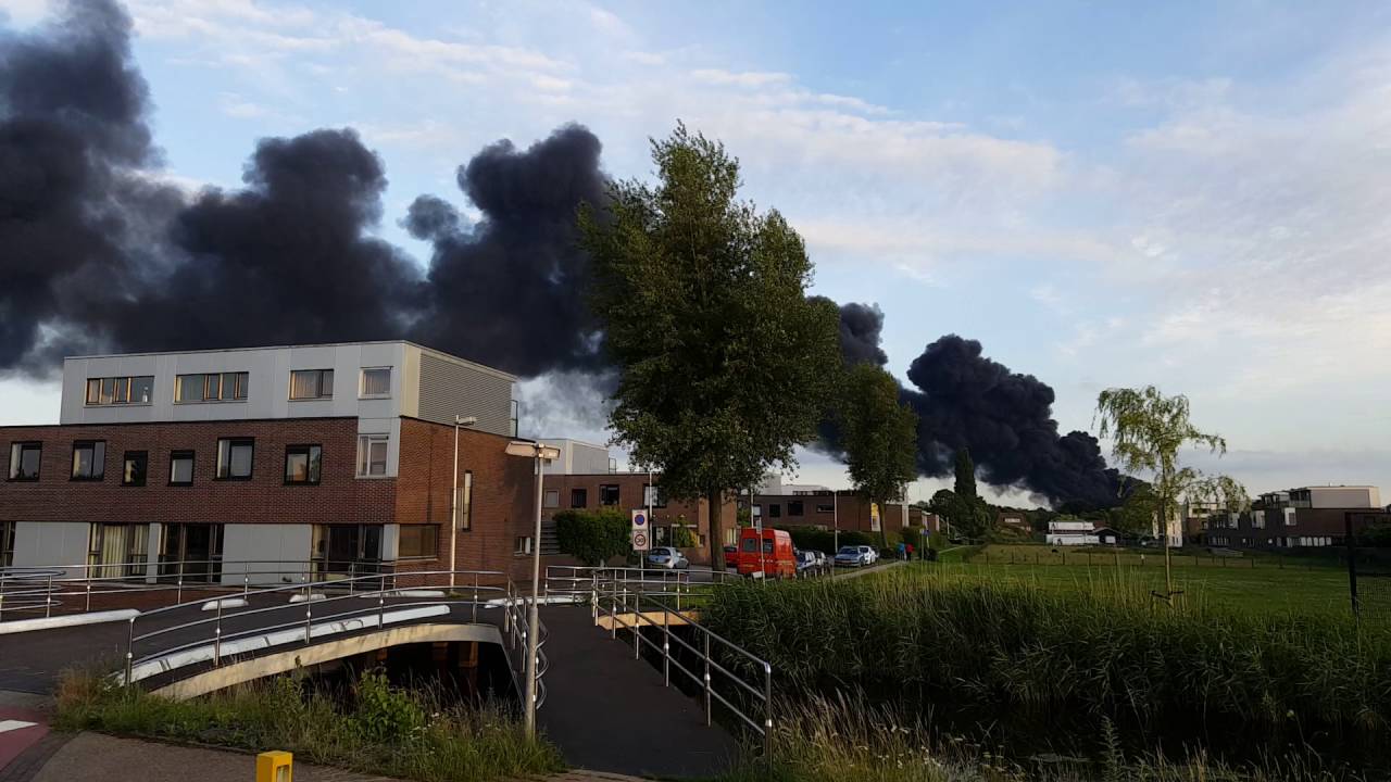 Brand bij transportbedrijf Goes in De Meern - YouTube