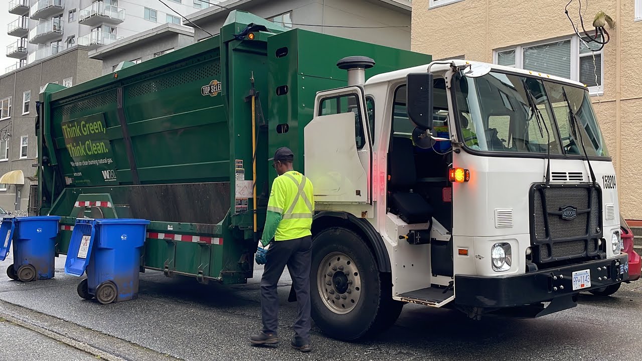 Waste Management CNG Autocar ACX Labrie Top-Select Recycler - YouTube