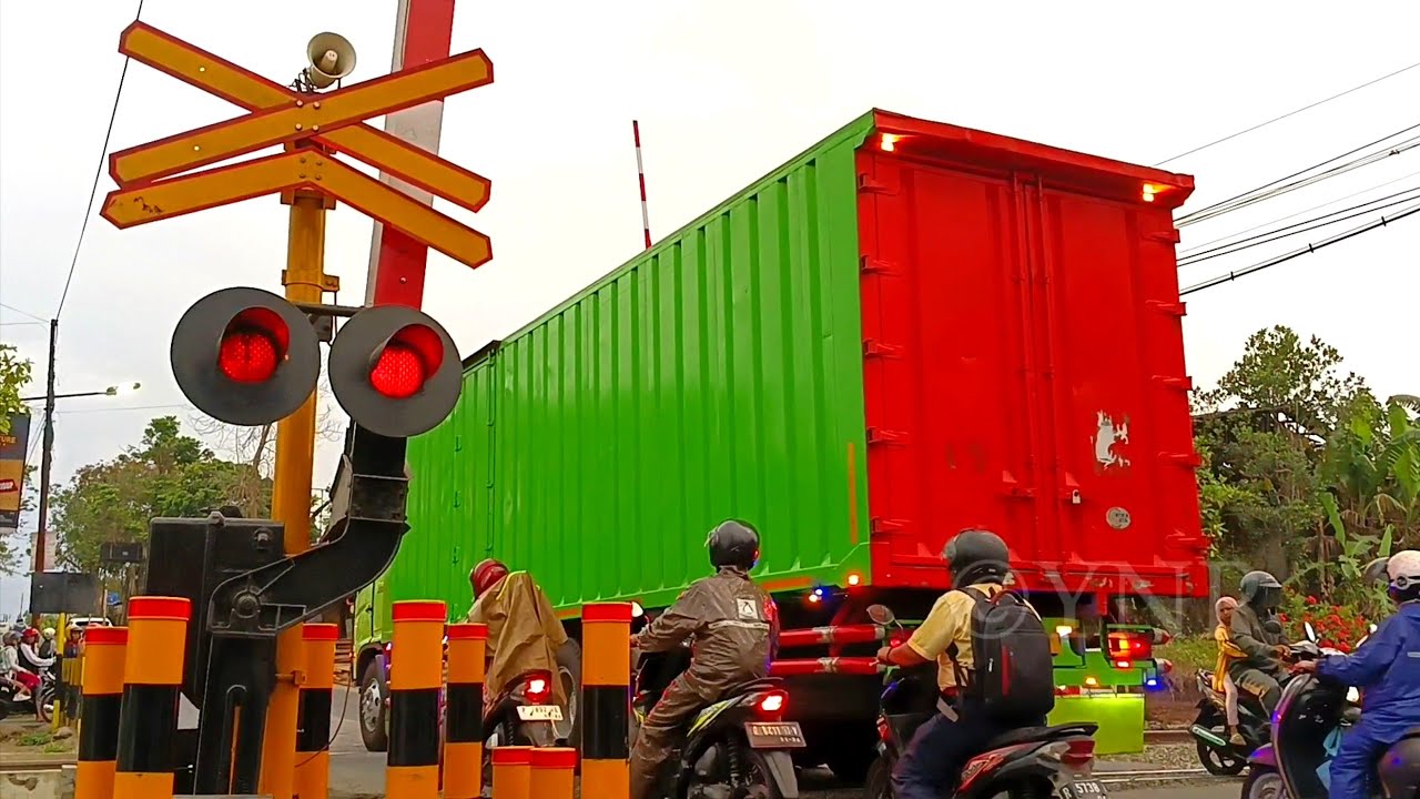 PALANG PINTU KERETA API || Railroad Crossing || Video Kereta Api 30 Okt ...