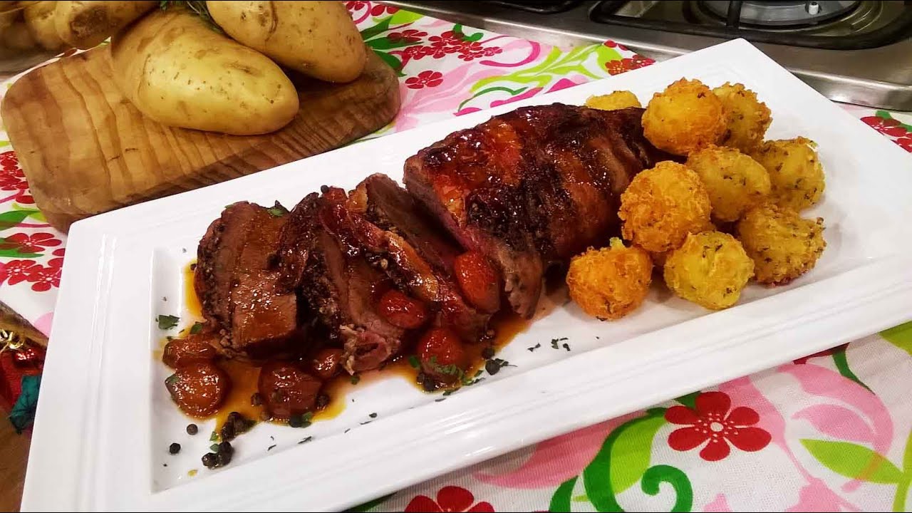 Colita de cuadril envuelta en panceta con croquetas de papa y salsa de ...