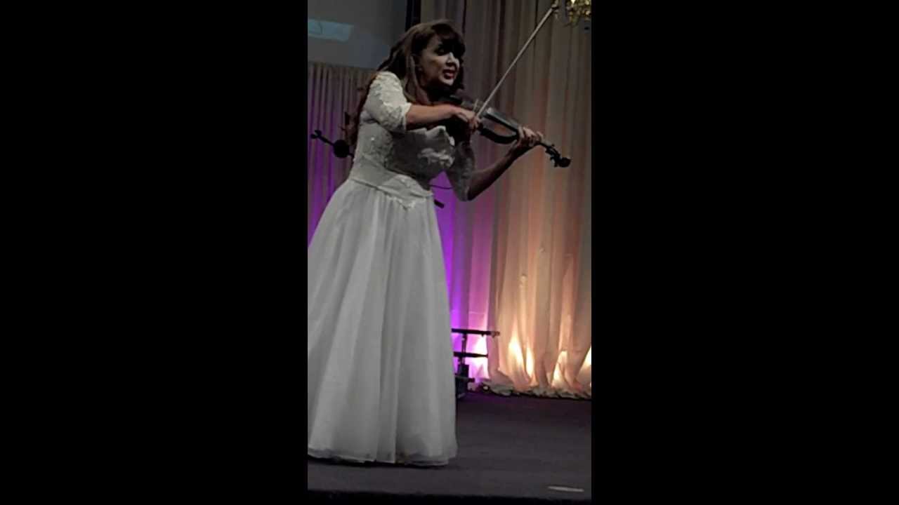 OLGA BREESKIN ALABANDO A DIOS CON SU VIOLIN - YouTube