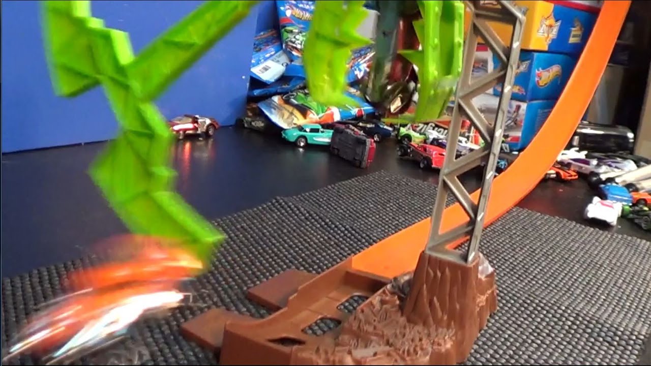 Hot Wheels Claw Escape Track Set Product Review - YouTube