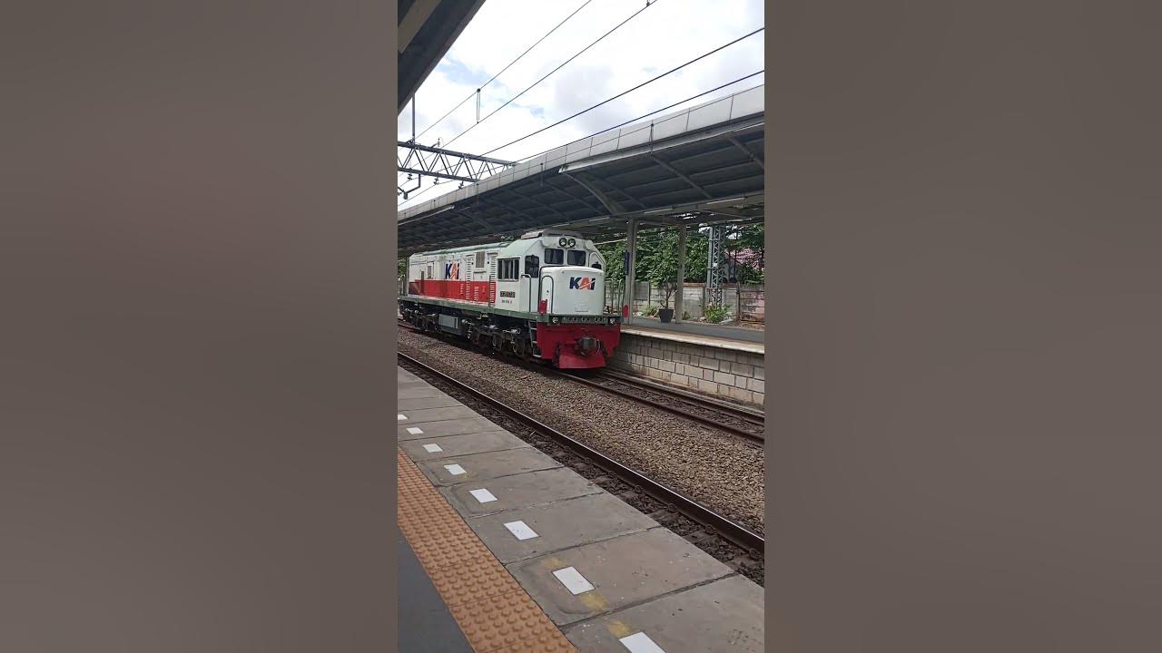 Lokomotif kereta api cc 201 dinas melintas langsung stasiun jatinegara ...