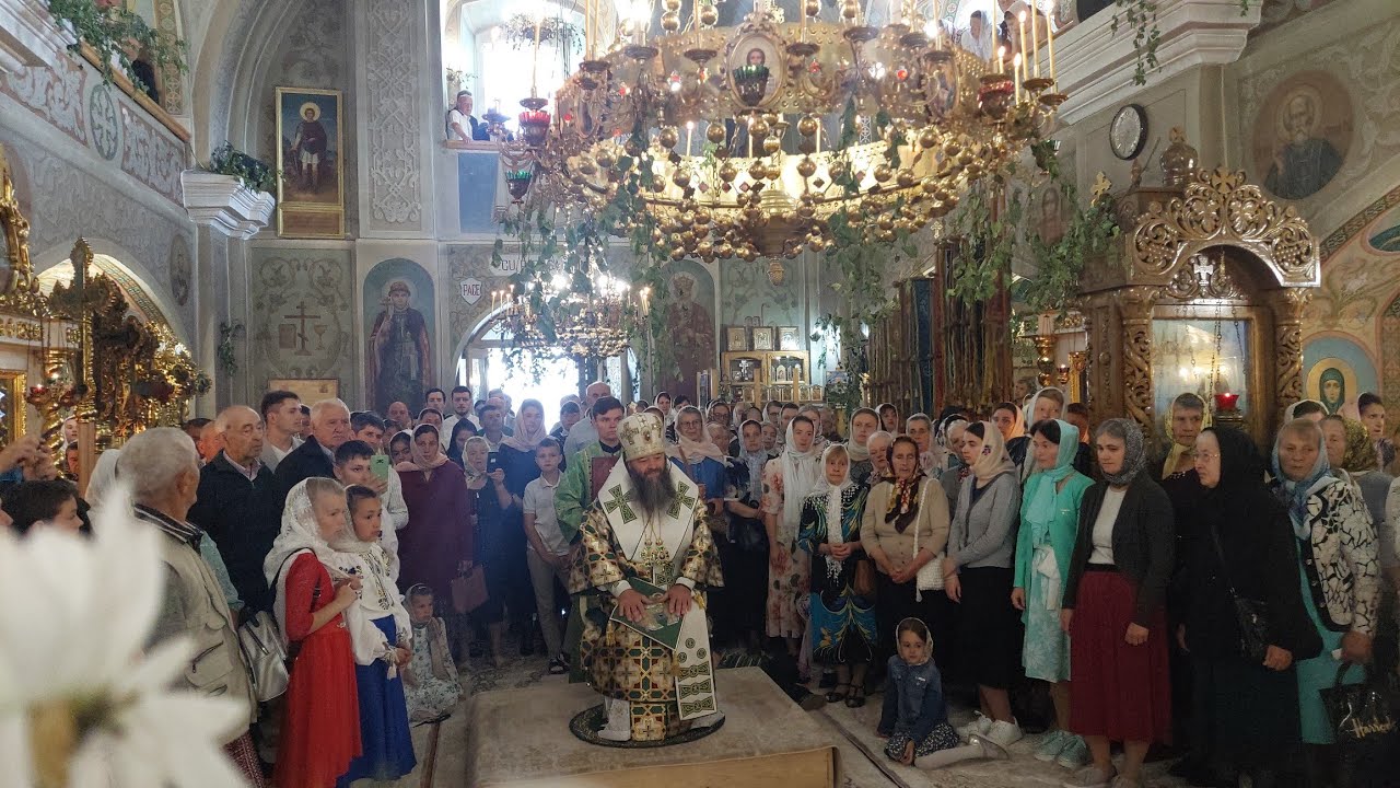 Sfânta Liturghie Arhierească la hramul Bisericii " Sfânta Treime " din ...