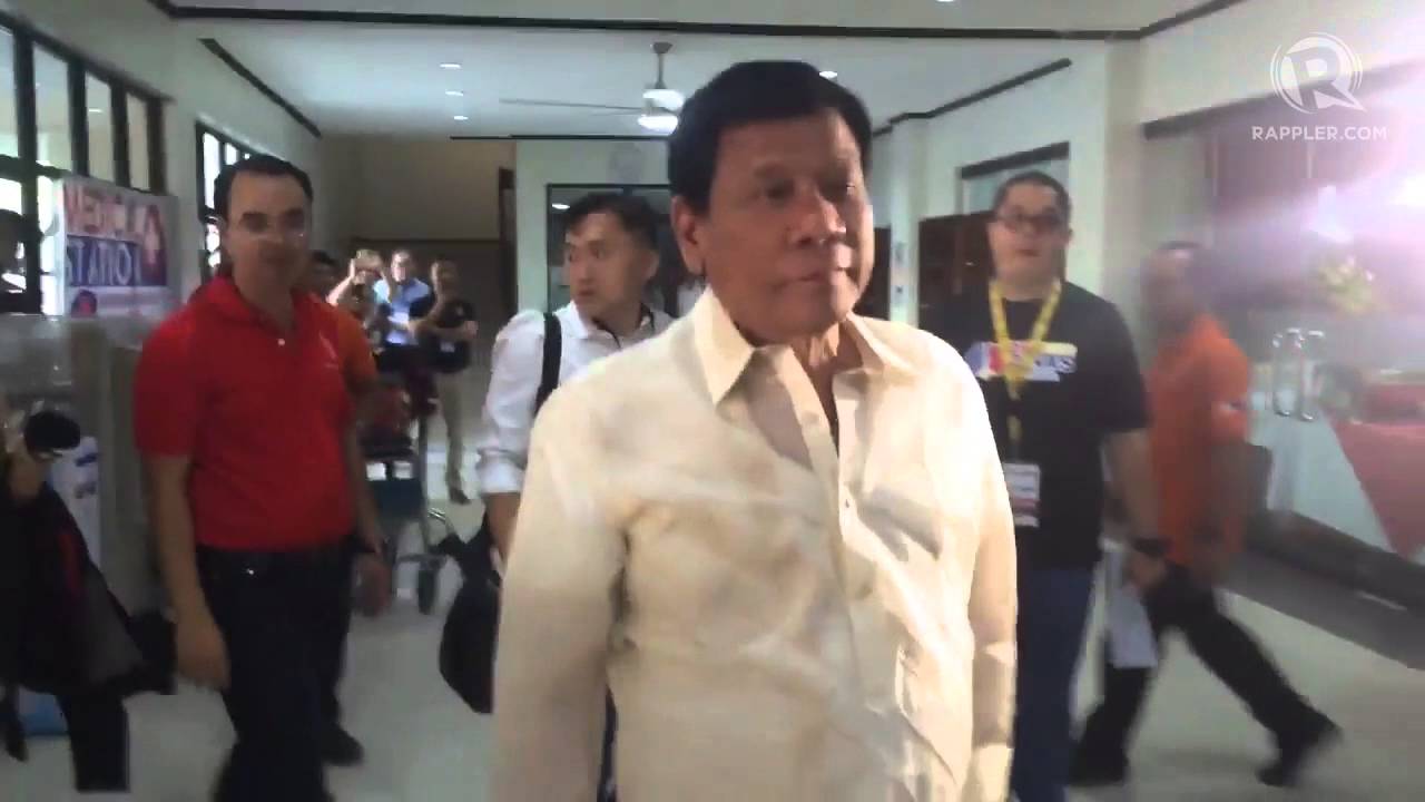 Duterte arrives at the 2016 PiliPinas Presidential Debate - YouTube