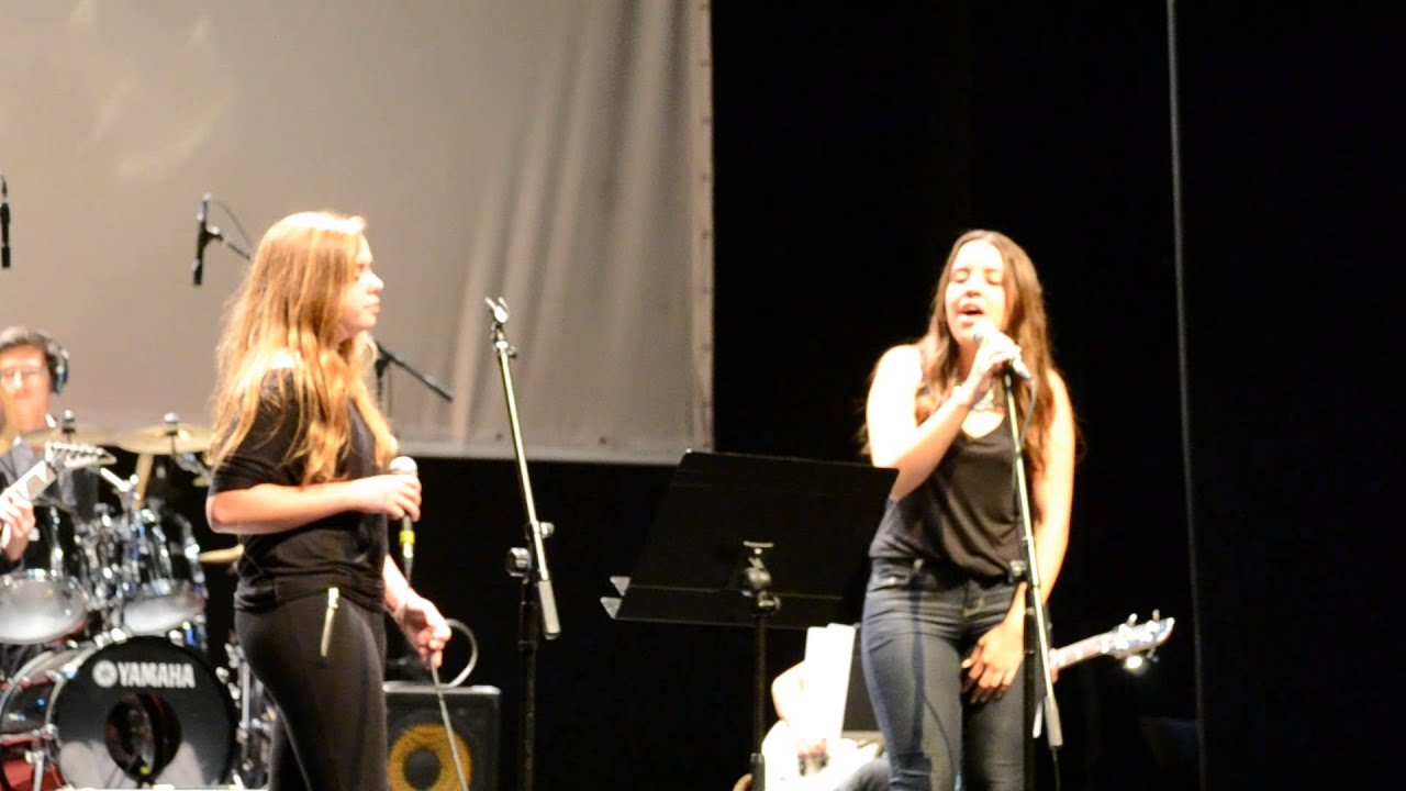 Carla Báez y Sara en el cine Capitol de Tacoronte. Talking to the moon ...