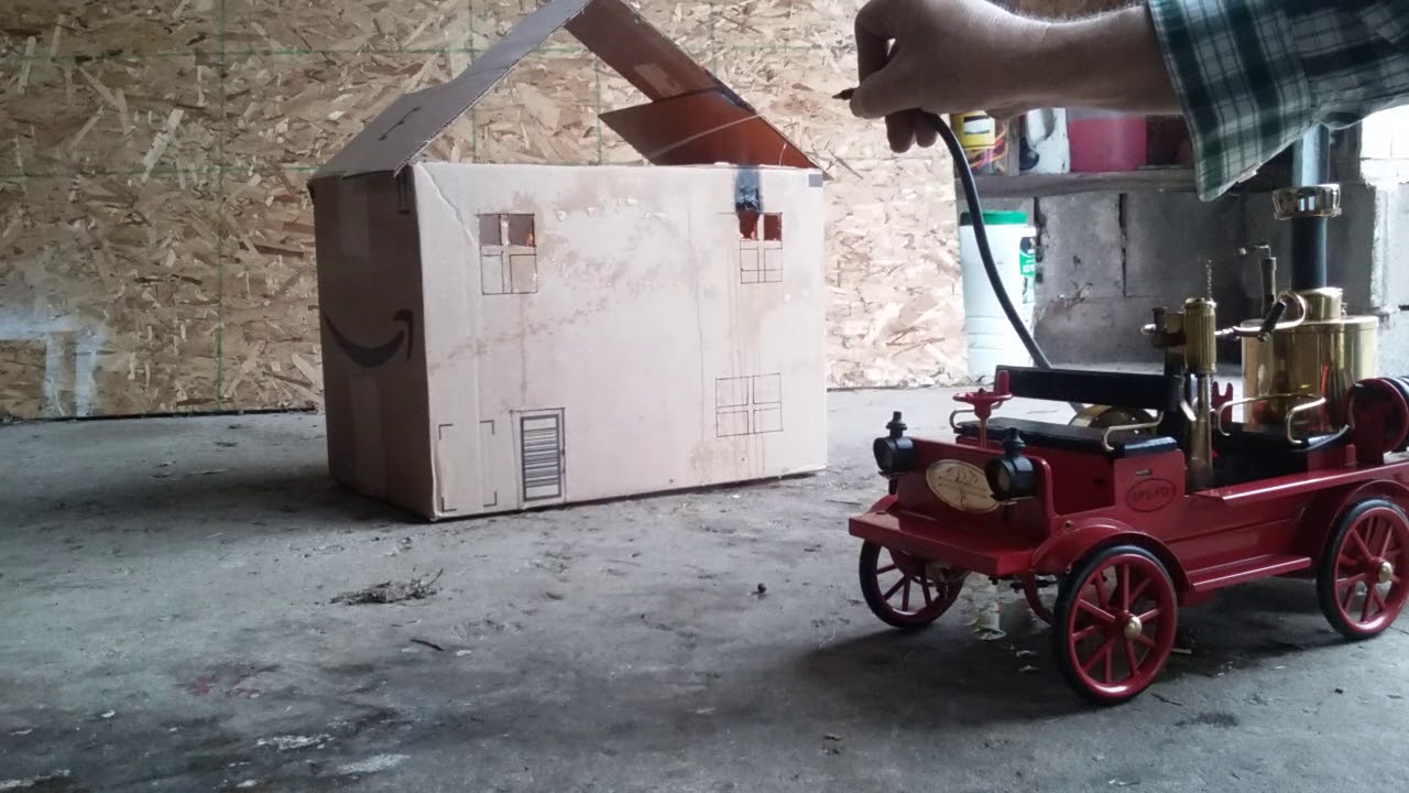 Wilesco D305 putting out a fire (sort-of) - YouTube